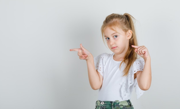 Niña señalando con el dedo en camiseta blanca | Foto Gratis Niña señalando con el dedo en camiseta blanca | Foto Gratis