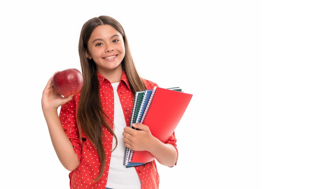 Niño feliz sostenga el cuaderno escolar para estudiar y almuerzo de ... Niño feliz sostenga el cuaderno escolar para estudiar y almuerzo de ...