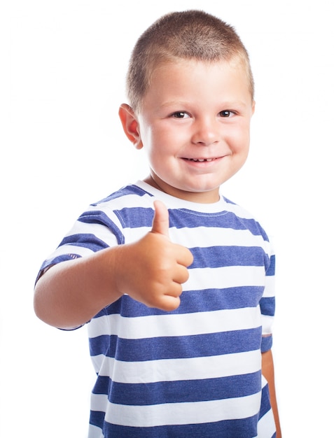 Niño pequeño sonriendo con un pulgar arriba | Descargar Fotos gratis Niño pequeño sonriendo con un pulgar arriba | Descargar Fotos gratis