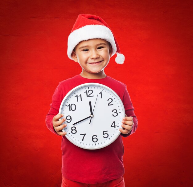 Niño pequeño sonriente aprendiendo la hora | Foto Gratis Niño pequeño sonriente aprendiendo la hora | Foto Gratis