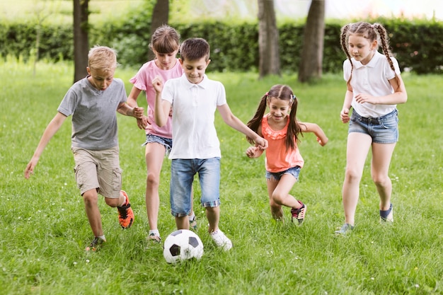 Niños jugando al fútbol afuera | Descargar Fotos gratis Niños jugando al fútbol afuera | Descargar Fotos gratis