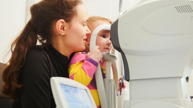 Oftalmología Infantil El Optometrista Comprueba El Ojo Del Niño