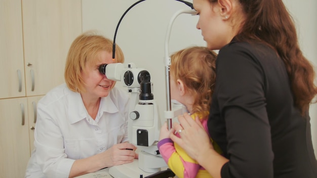 Optometrista Mujer Comprueba La Vista De La Niña Oftalmología