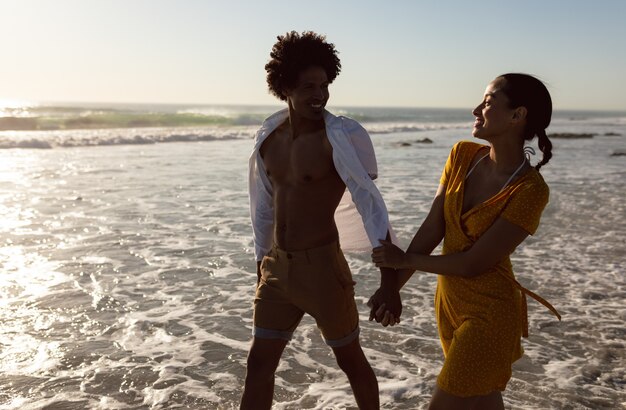 Pareja Divirtiéndose Juntos En La Playa Foto Gratis