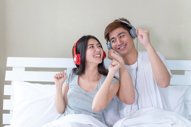 Pareja joven escuchando y bailando con música de auriculares | Foto Gratis Pareja joven escuchando y bailando con música de auriculares | Foto Gratis
