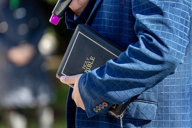 Pastor Con Una Biblia En La Mano Durante Un Sermón El Predicador