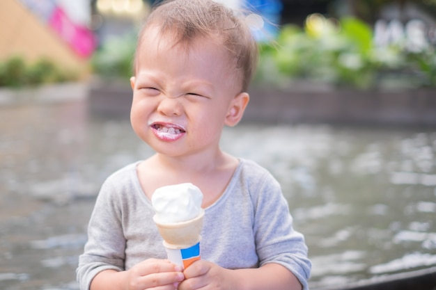 Pequeño y lindo niño asiático sonriente de 1 año bebé niño comiendo ... Pequeño y lindo niño asiático sonriente de 1 año bebé niño comiendo ...