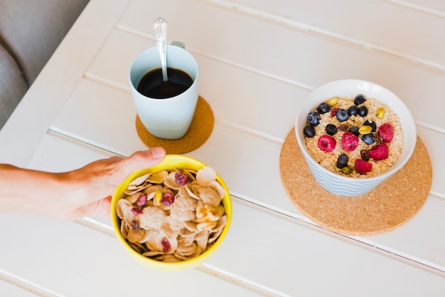Persona de cultivo que sirve comida saludable | Foto Gratis Persona de cultivo que sirve comida saludable | Foto Gratis