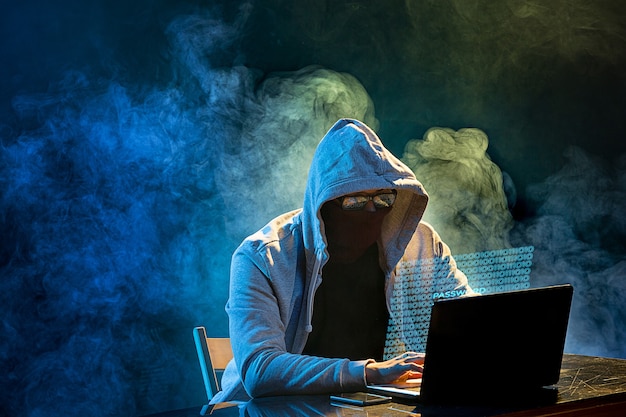 Pirata Informático Encapuchado Robando Información Con Una Computadora