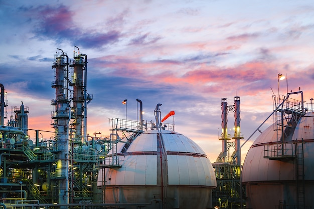 Planta petroquímica en el cielo del atardecer con tanques de esfera de ... Planta petroquímica en el cielo del atardecer con tanques de esfera de ...