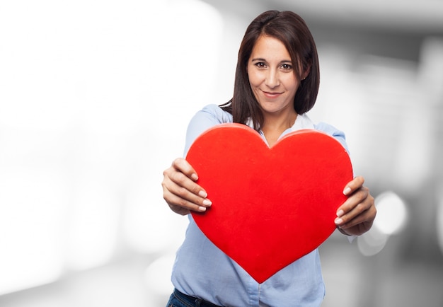 Primer plano de las manos de una mujer de negocios sujetando un corazón ... Primer plano de las manos de una mujer de negocios sujetando un corazón ...