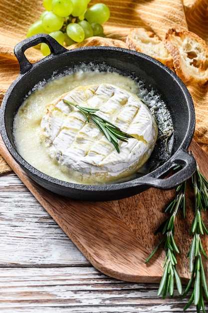 Queso Brie Al Horno Camembert Con Romero En Una Sartén Foto Premium