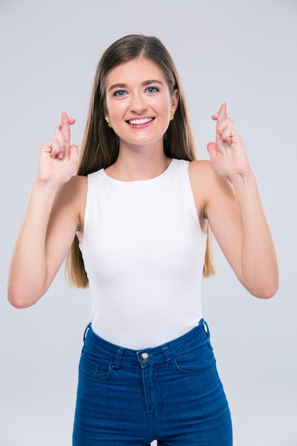 Retrato De Una Adolescente Femenina Sonriente Que Muestra El Gesto Con