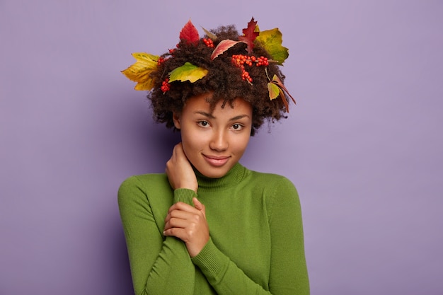 Retrato de adorable dama afroamericana toca el cuello, mira con calma a ... Retrato de adorable dama afroamericana toca el cuello, mira con calma a ...