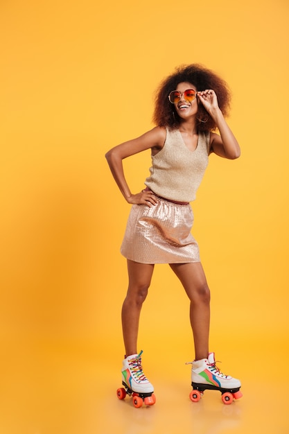 Retrato de cuerpo entero de una mujer afroamericana sonriente | Foto Gratis Retrato de cuerpo entero de una mujer afroamericana sonriente | Foto Gratis