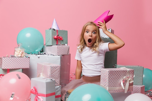 Retrato de una niña emocionada sorprendida | Foto Gratis Retrato de una niña emocionada sorprendida | Foto Gratis