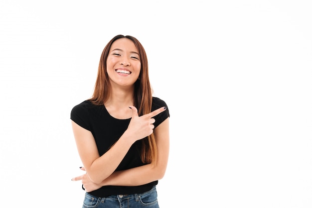 Retrato de primer plano de hermosa mujer asiática joven sonriente ... Retrato de primer plano de hermosa mujer asiática joven sonriente ...