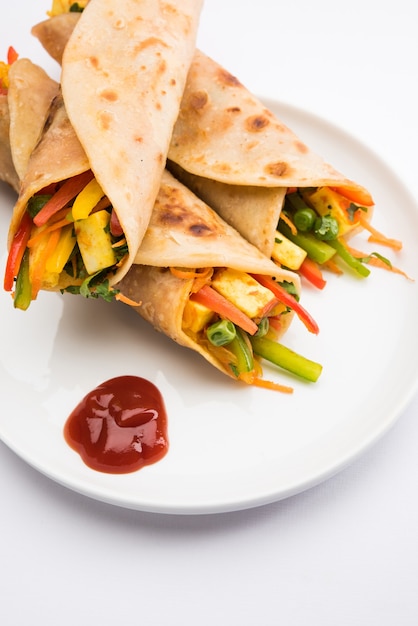 Veg spring roll o wrap o franky, hecho con paneer y verduras rellenas ... Veg spring roll o wrap o franky, hecho con paneer y verduras rellenas ...