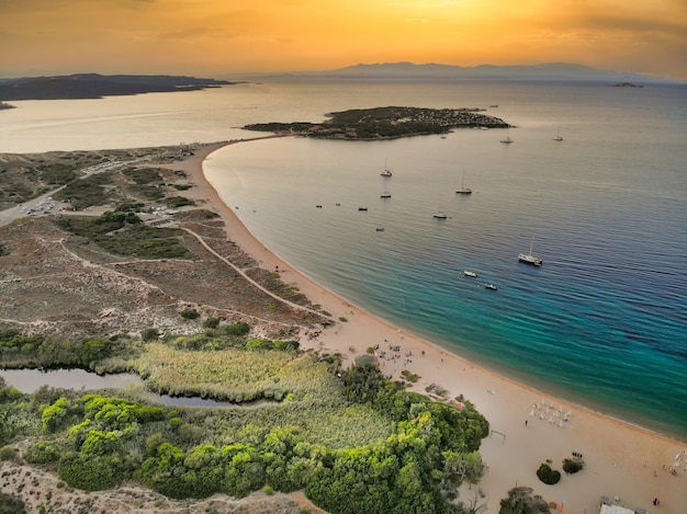 Vista aérea de isola dei gabbiani porto pollo al atardecer | Foto Gratis Vista aérea de isola dei gabbiani porto pollo al atardecer | Foto Gratis