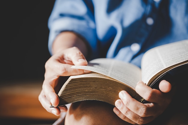 Spiritualità e religione, mani giunte in preghiera su una sacra bibbia ... Spiritualità e religione, mani giunte in preghiera su una sacra bibbia ...