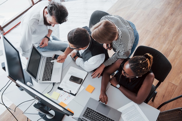 Un gruppo di persone impegnate multinazionali che lavorano in ufficio ... Un gruppo di persone impegnate multinazionali che lavorano in ufficio ...