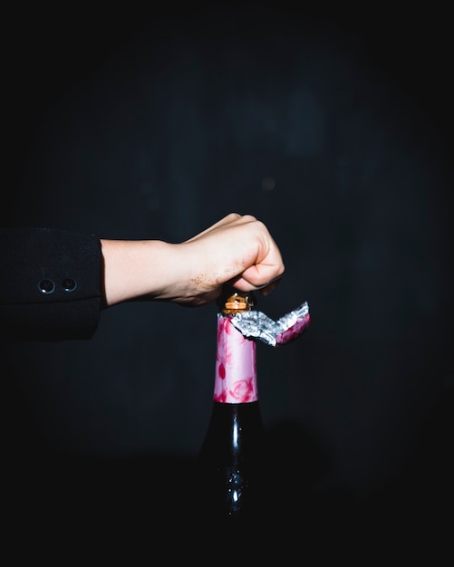 Uomo che apre una bottiglia di champagne festosa | Foto Gratis Uomo che apre una bottiglia di champagne festosa | Foto Gratis