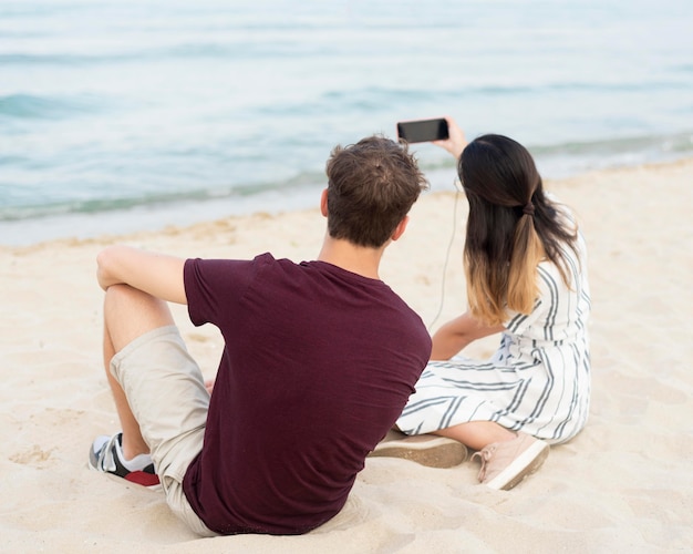 Adolescentes Tomando Uma Selfie Juntos Na Praia Foto Grátis