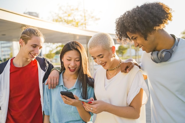 Amigos Adolescentes Felizes E Multirraciais Olhando Para O Telefone E