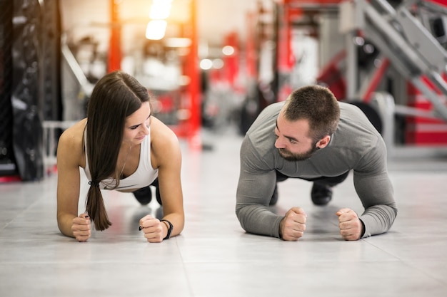 Casal Na Academia Foto Grátis