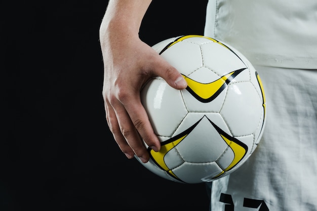Close-up da mão segurando uma bola de futebol | Foto Grátis Close-up da mão segurando uma bola de futebol | Foto Grátis
