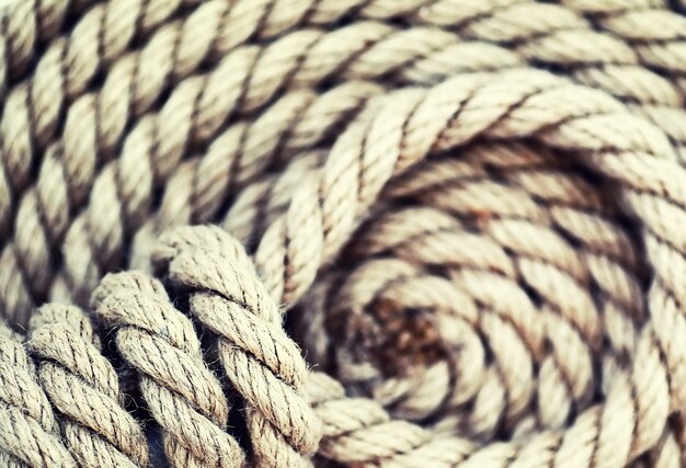 Corda grossa trançada amarrada em uma meada. corda de cânhamo para ... Corda grossa trançada amarrada em uma meada. corda de cânhamo para ...