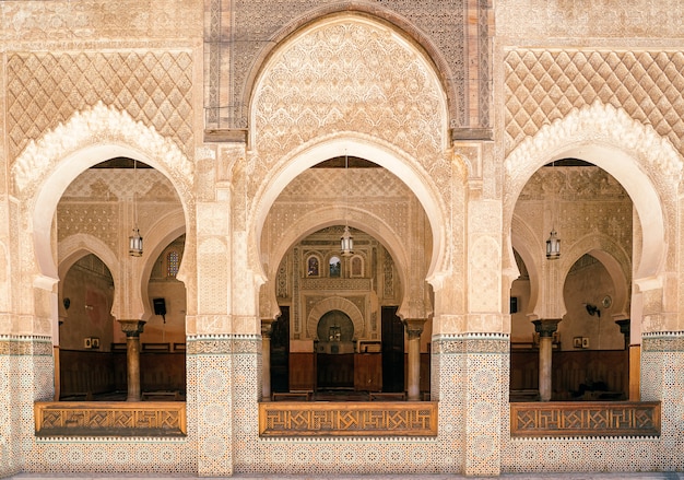 Dentro do madrasa bou inania, medina de fes, marrocos | Foto Premium Dentro do madrasa bou inania, medina de fes, marrocos | Foto Premium