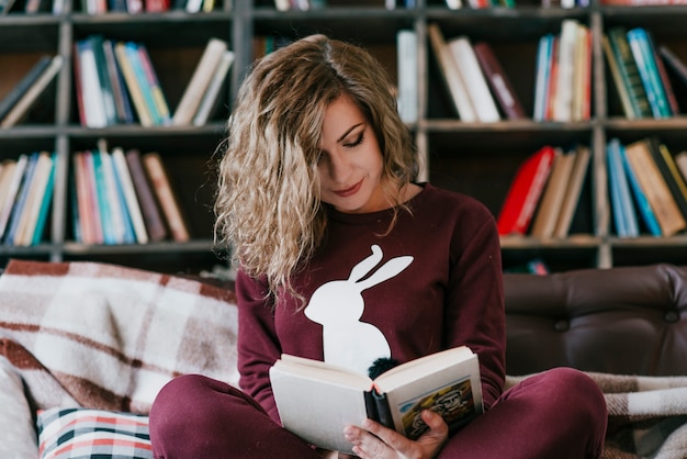 Encantadora mulher lendo no sofá | Foto Grátis Encantadora mulher lendo no sofá | Foto Grátis