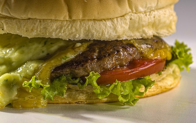 Hambúrguer Com Queijo Derretido Alface Tomate E Maionese De Ervas