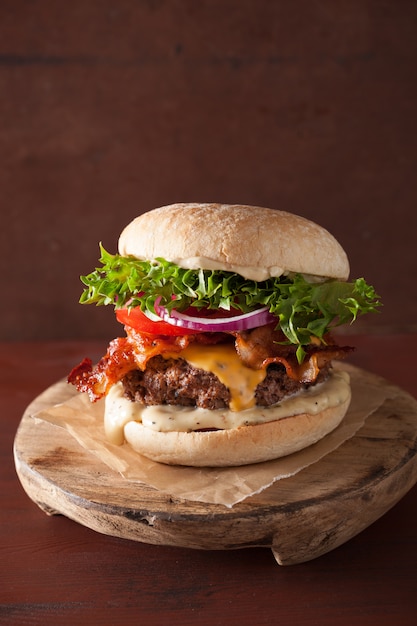 Hambúrguer De Queijo Bacon Com Cebola De Tomate Rissol De Carne Foto