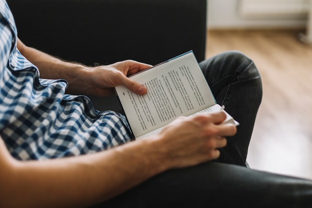 Homem da colheita que aprecia a leitura no sofá | Foto Grátis Homem da colheita que aprecia a leitura no sofá | Foto Grátis