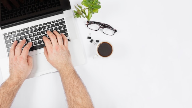 Homem de negócios, trabalhando em seu laptop | Foto Grátis Homem de negócios, trabalhando em seu laptop | Foto Grátis