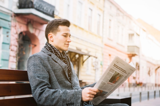 Homem negócios, lendo um jornal | Foto Grátis Homem negócios, lendo um jornal | Foto Grátis