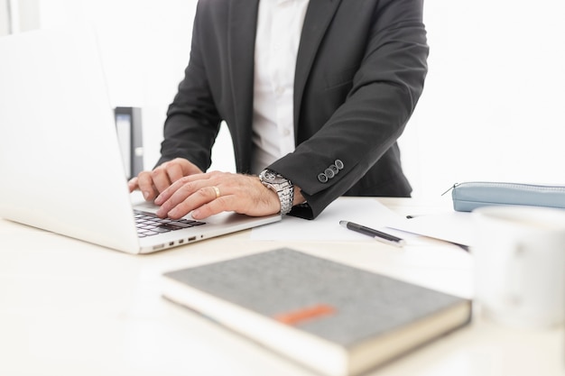 Homem que trabalha em uma empresa de negócios | Foto Grátis Homem que trabalha em uma empresa de negócios | Foto Grátis
