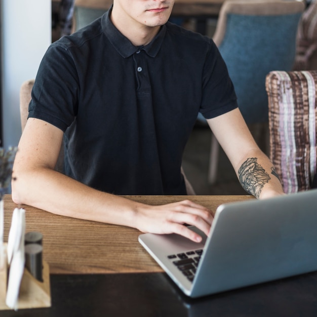 Homem, usando computador portátil, em, café | Foto Grátis Homem, usando computador portátil, em, café | Foto Grátis