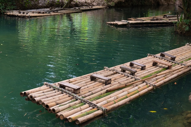Jangada De Bambu Uma Maneira De Viajar Pela água O Humano Usado Desde