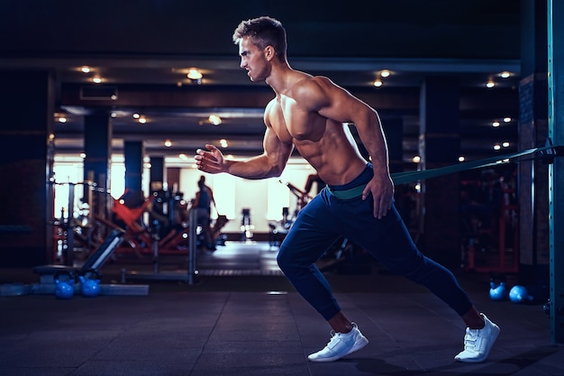 Jovem atleta fazendo exercícios com uma faixa de resistência. | Foto ... Jovem atleta fazendo exercícios com uma faixa de resistência. | Foto ...