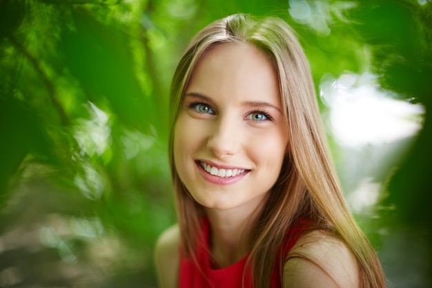 Jovem, mulher, com um grande sorriso | Foto Grátis Jovem, mulher, com um grande sorriso | Foto Grátis