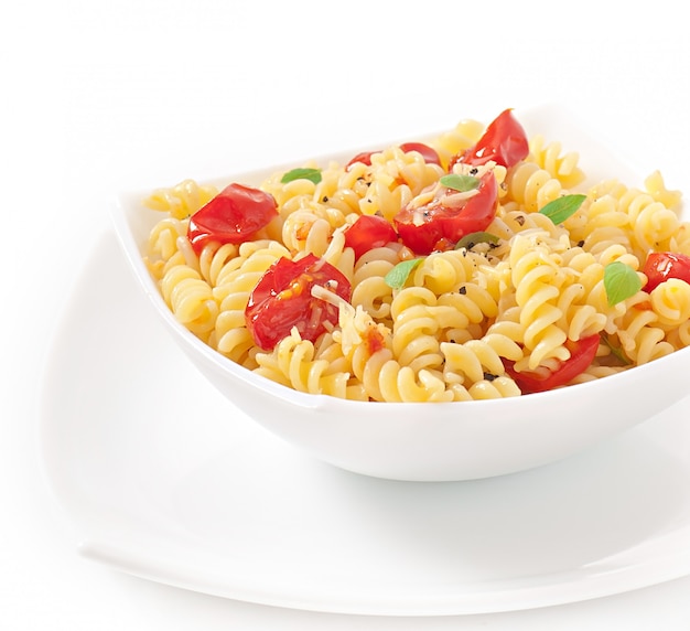 Macarrão com tomate, manjericão e queijo ralado | Foto Grátis Macarrão com tomate, manjericão e queijo ralado | Foto Grátis
