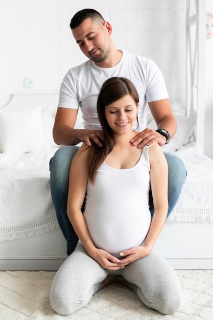 Marido Dando Sua Esposa Grávida Uma Massagem Foto Grátis