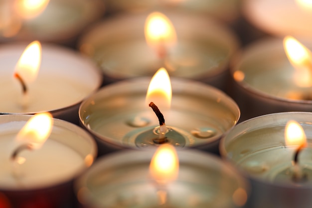 Muitas pequenas velas acesas | Foto Premium Muitas pequenas velas acesas | Foto Premium