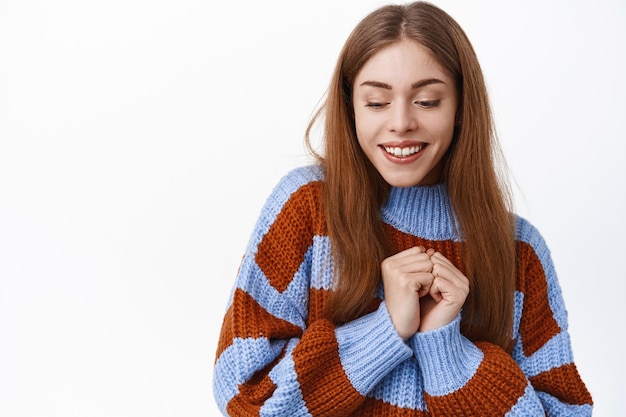 Mulher bonita e boba rindo e olhando para baixo, sorrindo tímida ou ... Mulher bonita e boba rindo e olhando para baixo, sorrindo tímida ou ...
