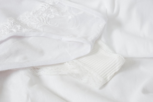 Mulher De Cueca Na Cama Close Up De Uma Elegante Calcinha Rendada Branca Sexy Em Um Pano Branco