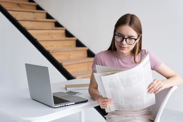 Mulher de óculos, lendo o jornal | Foto Grátis Mulher de óculos, lendo o jornal | Foto Grátis
