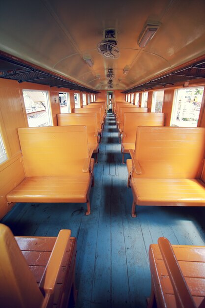 Os assentos de madeira no trem velho de streaming / cadeiras do vintage ... Os assentos de madeira no trem velho de streaming / cadeiras do vintage ...